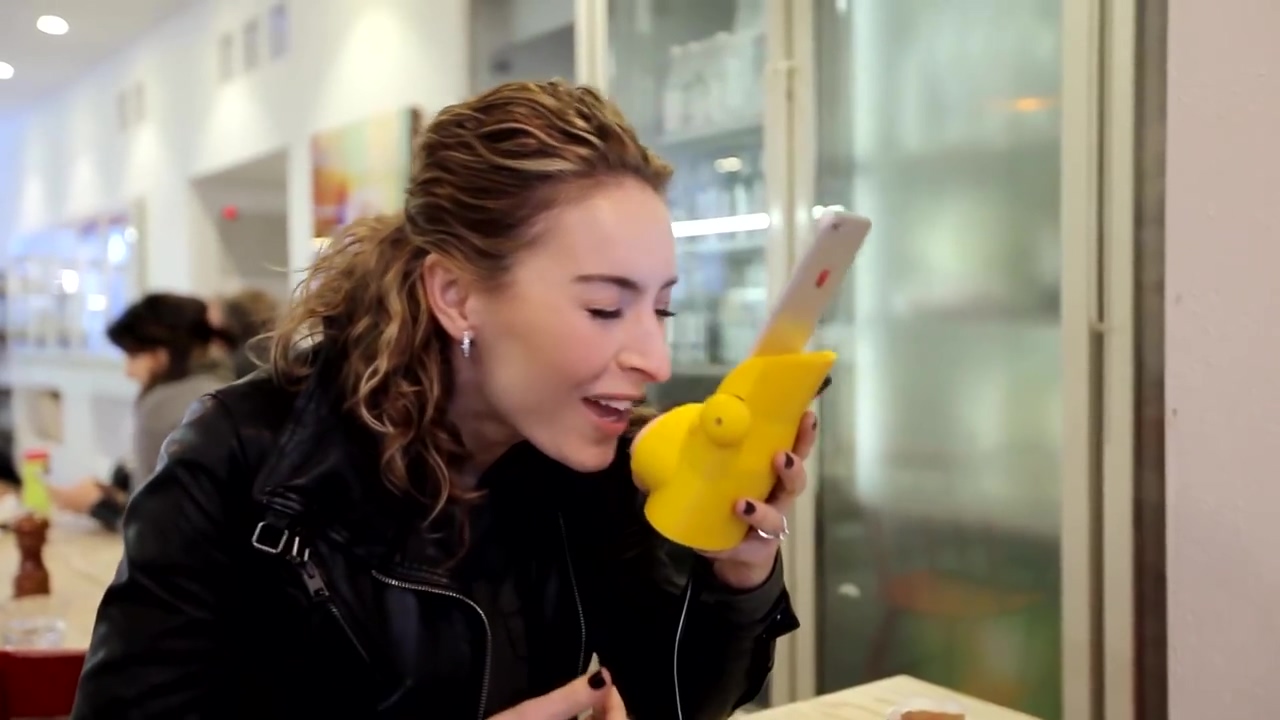 DUMPERT - Kussen op afstand met de 'Remote kiss' app