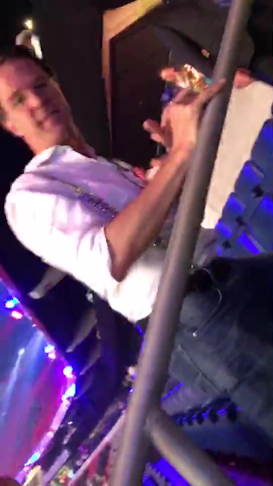 DUMPERT - Mark denkt selfie