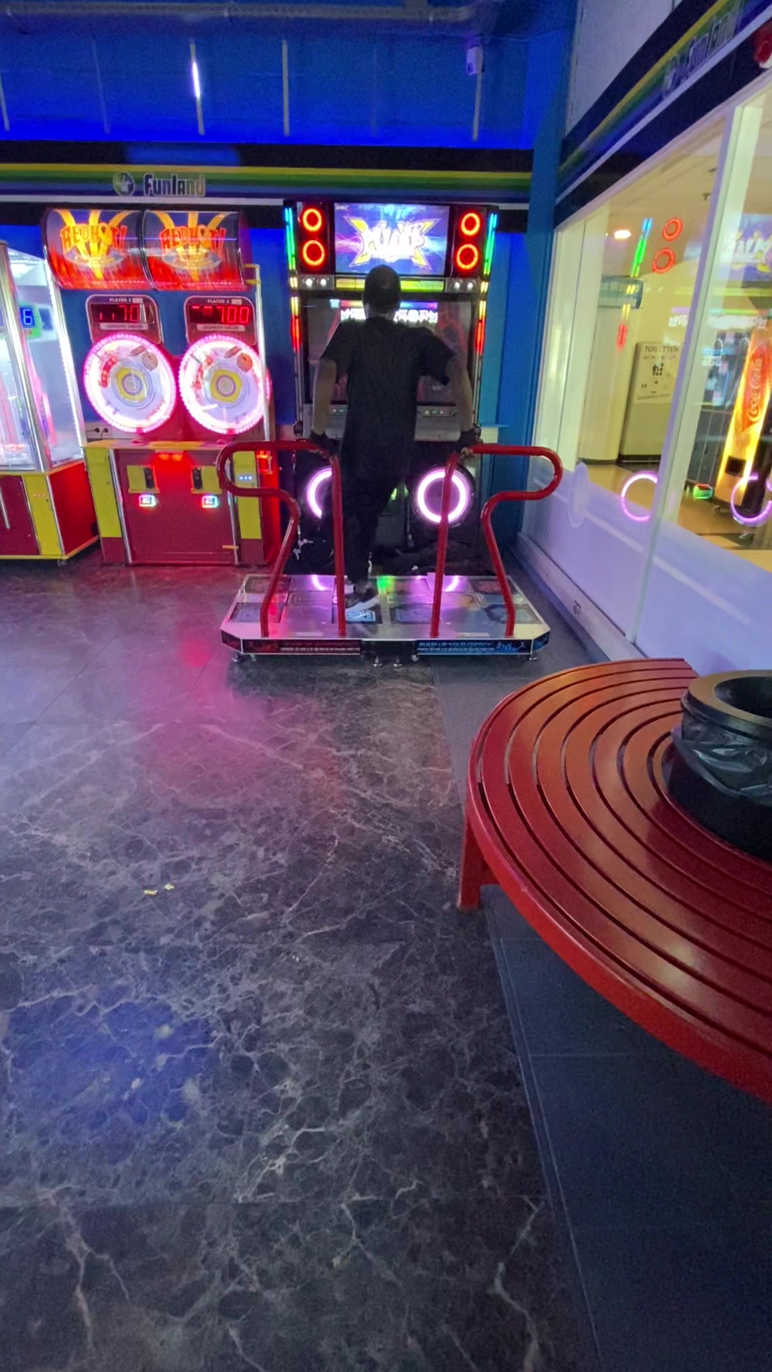 DUMPERT - Strak voetenwerk in gamehal