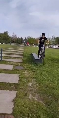 DUMPERT - Stuntje op de fiets