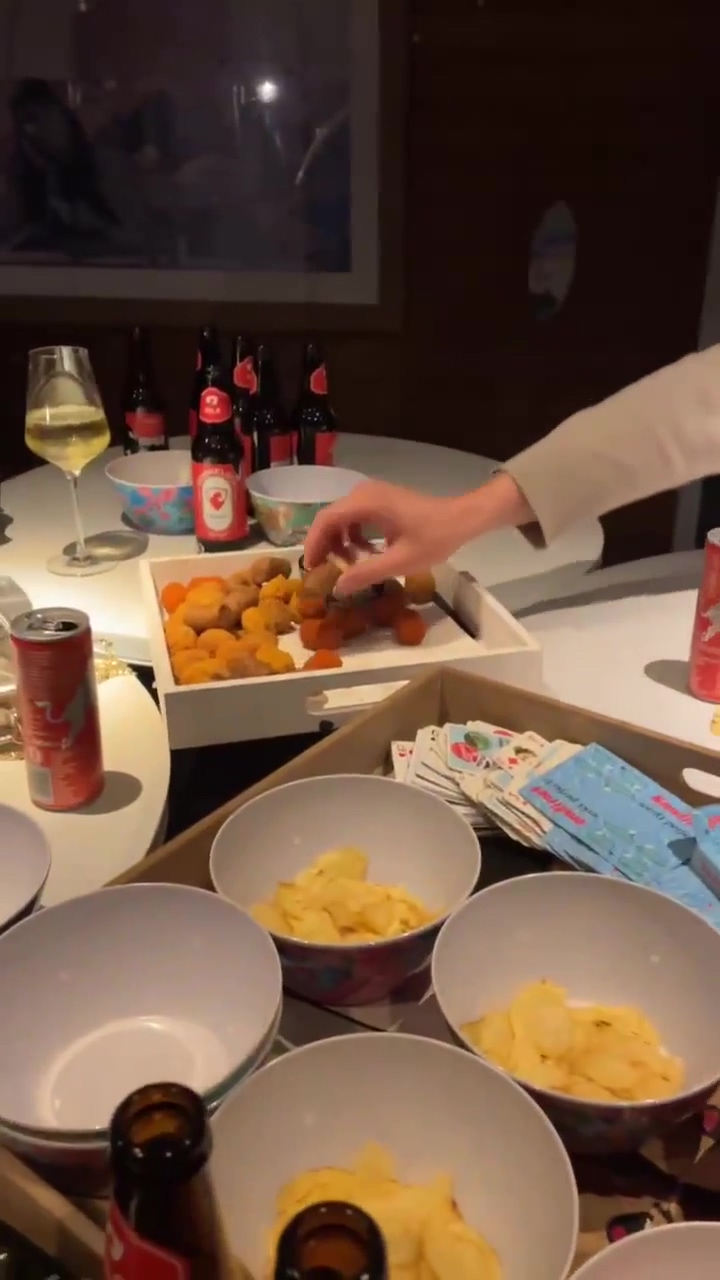 DUMPERT - Frikandel met extra navel!