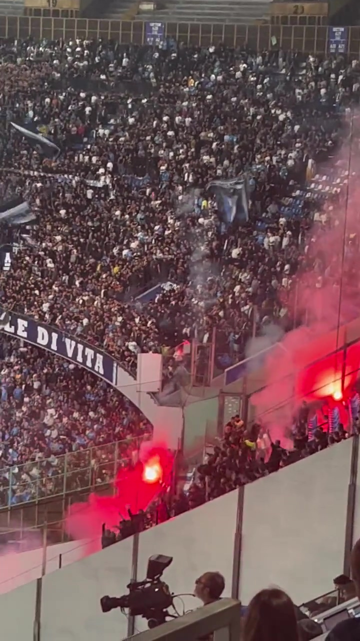 DUMPERT - Napoli supporters gooien pyro's en vuurwerk