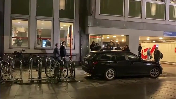 DUMPERT - Thierry Baudet met paraplu geslagen