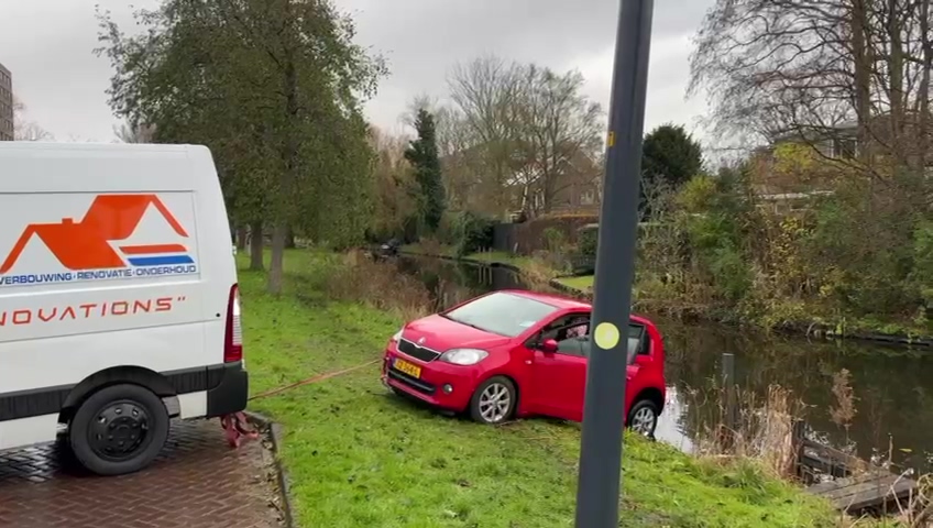 DUMPERT - Auto gaat bijna koppie onder in Leiden