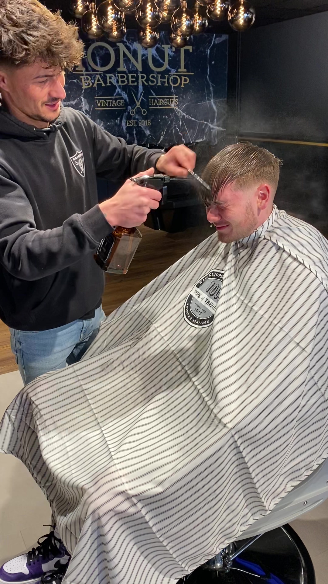 DUMPERT - Kapper houdt klant voor de gek