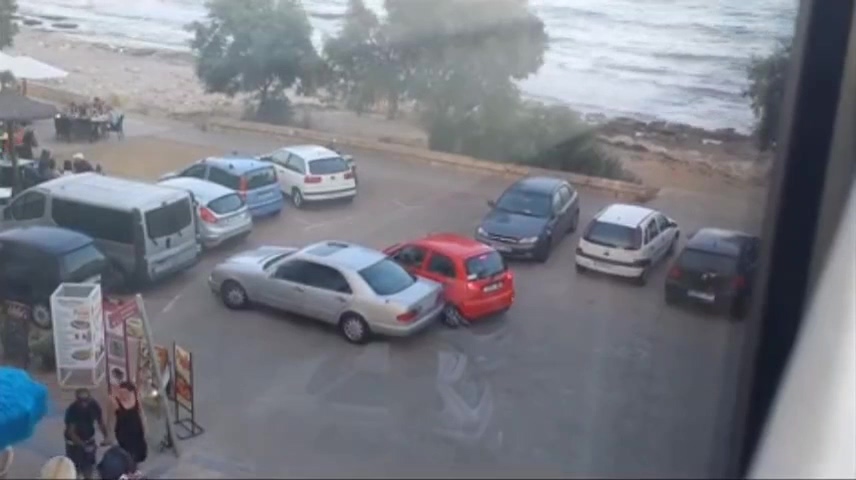 DUMPERT - Kleine auto met draaicirkel van olietanker