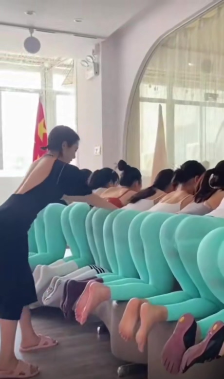 DUMPERT - Beetje letten op de houding dames