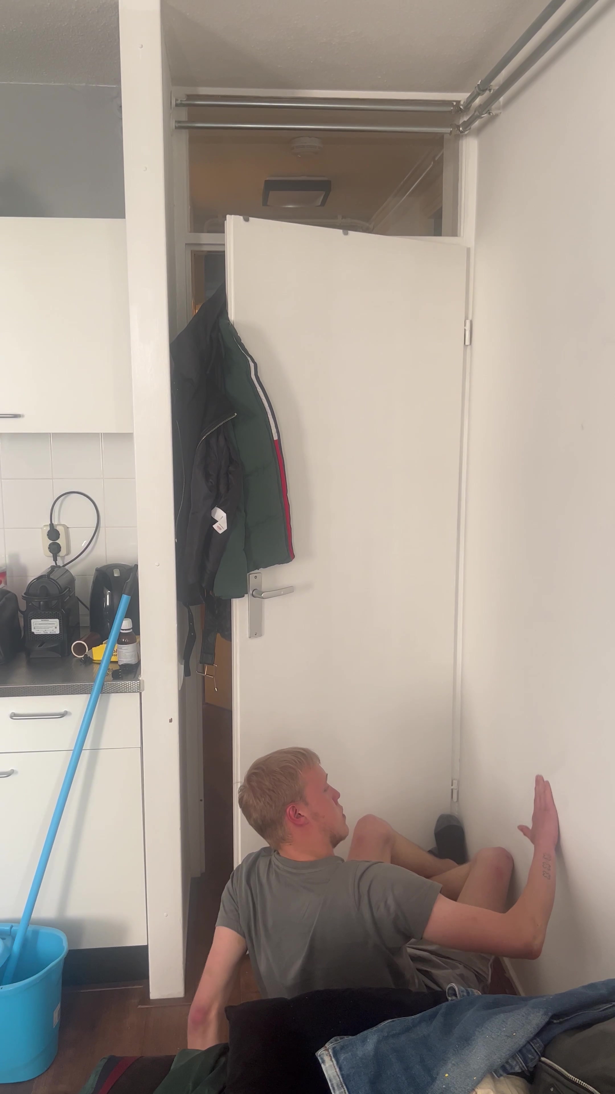 DUMPERT - Jongen probeert handstand