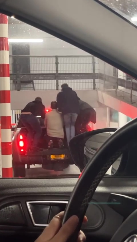 DUMPERT - Pickup zit klem