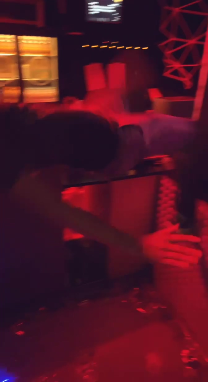 DUMPERT - Even een backflip in de kroeg