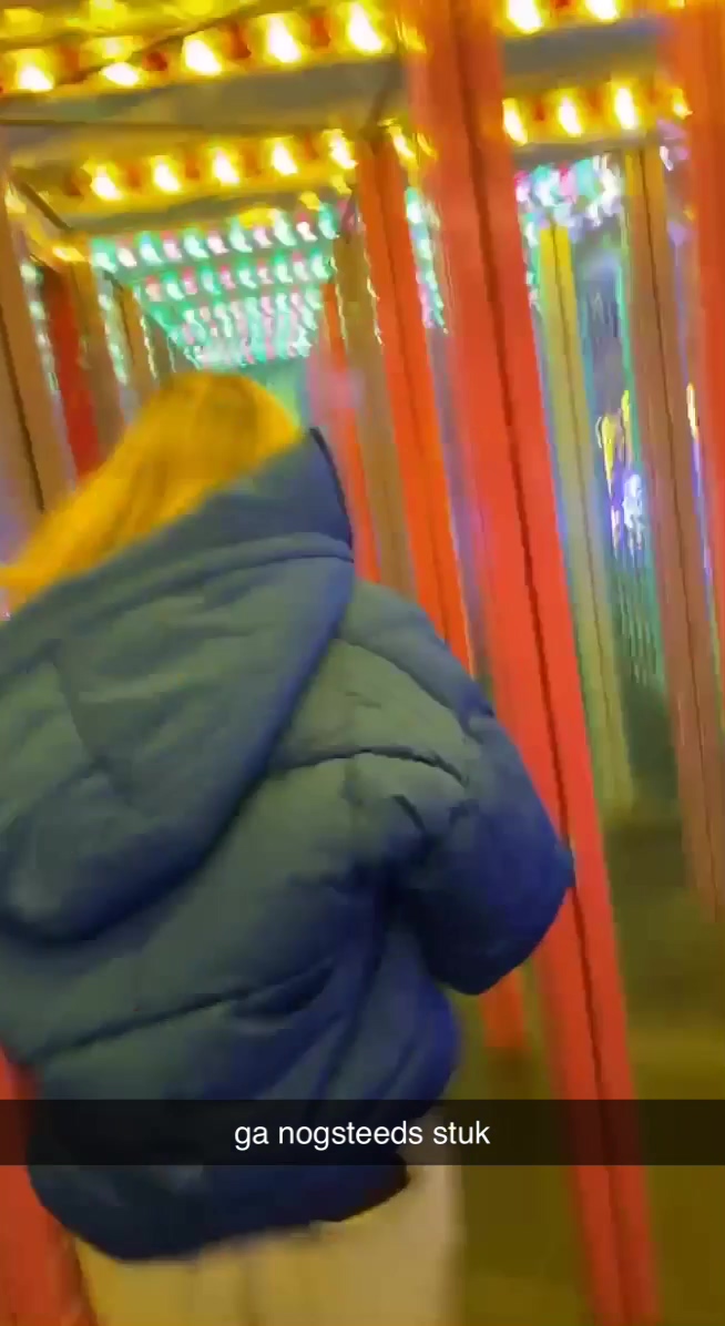 DUMPERT - Rennen door glazen huis