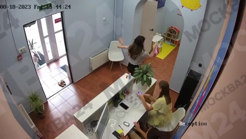 DUMPERT - Hallo, we komen even langsbatsen