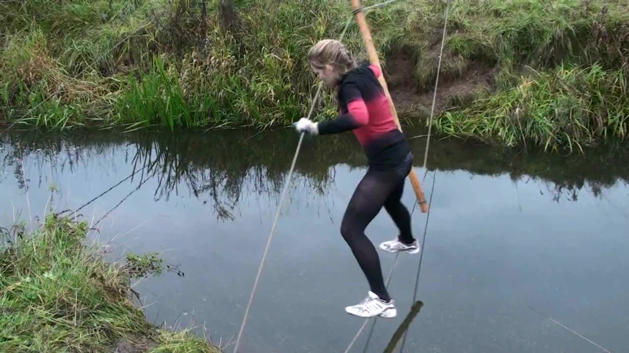 DUMPERT - Meisje balanceert boven sloot