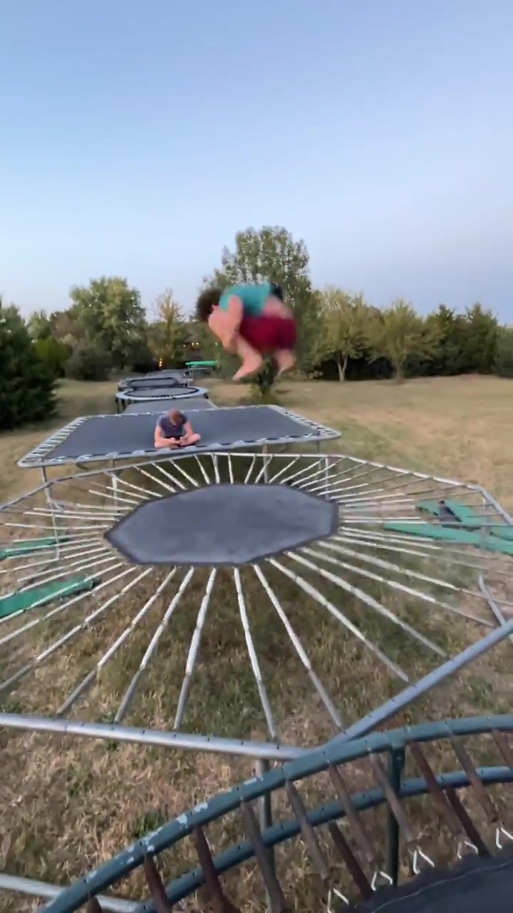 DUMPERT - Backflips op de trampoline