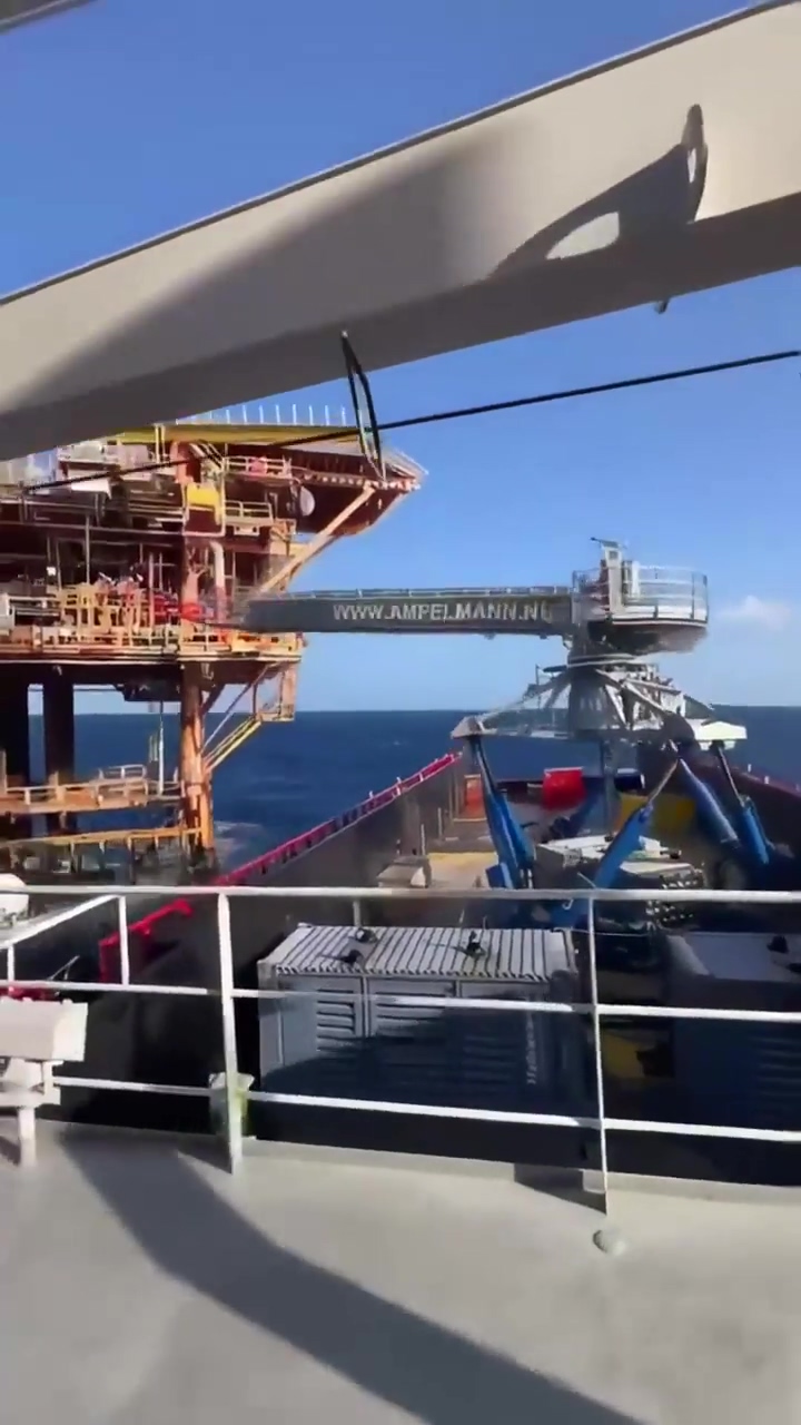 DUMPERT - Crew van boorplatform halen