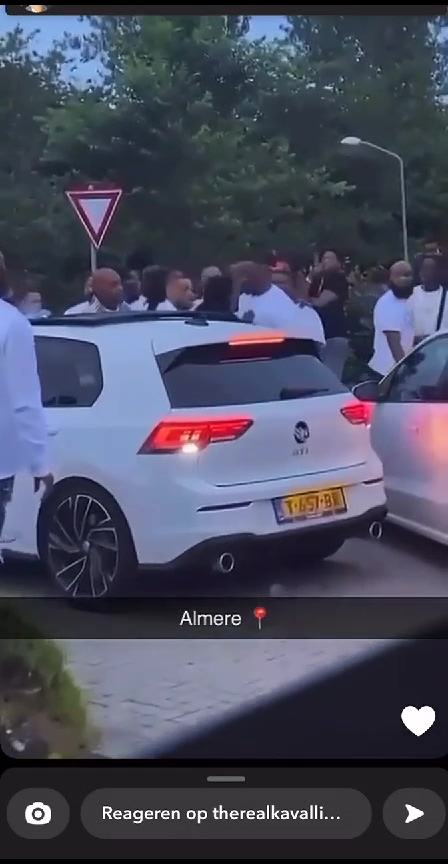 DUMPERT - Rapper Keizer nokkie geslagen in Almere