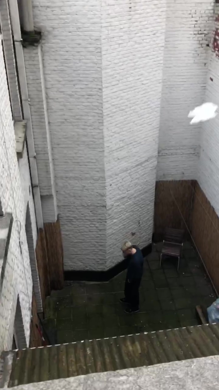 DUMPERT - Ff lekker peukie roken