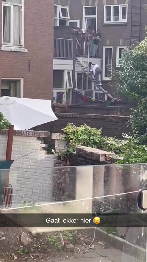 DUMPERT - Vrouw denkt dat ze kat is