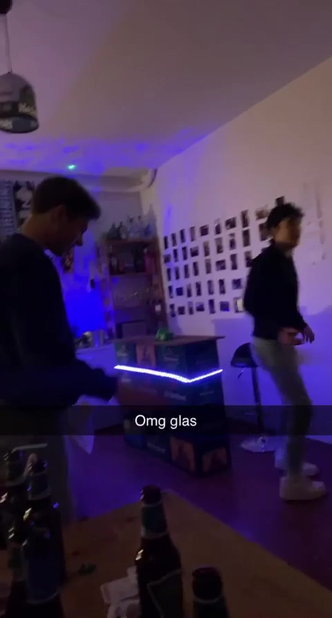 DUMPERT - Handstand tegen de deur