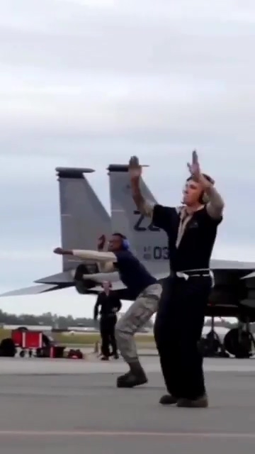 DUMPERT - Vliegtuigmarshalls hebben lulz