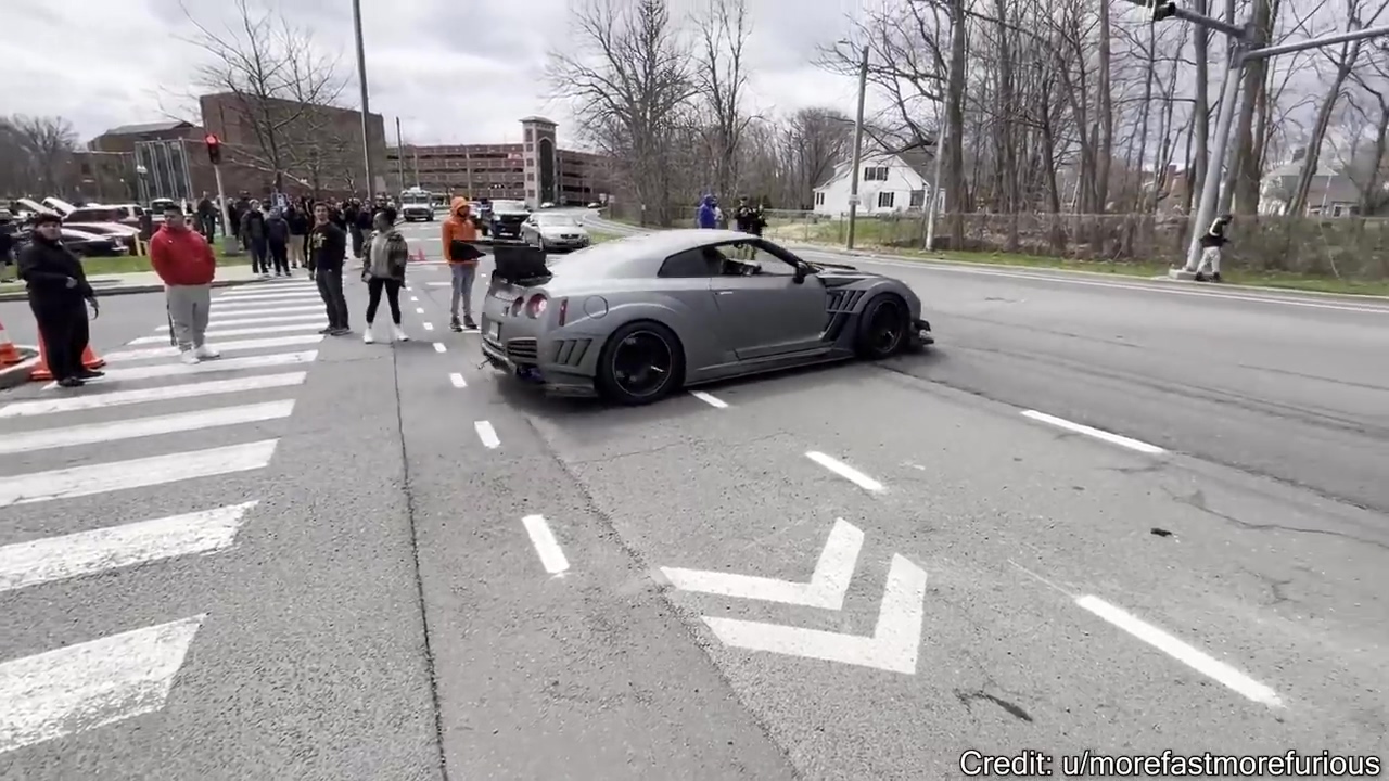 DUMPERT - Nissan GTR showt na carmeet