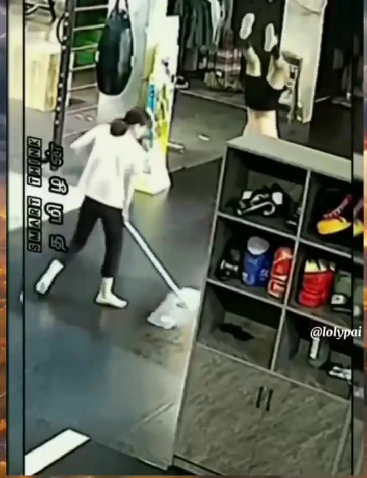 DUMPERT - Handstand in de sportschool