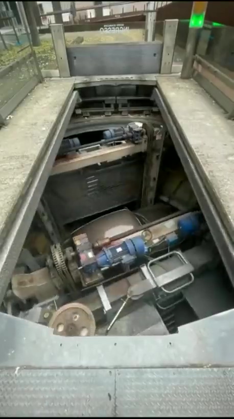 DUMPERT - Auto uit parkeergarage trekken