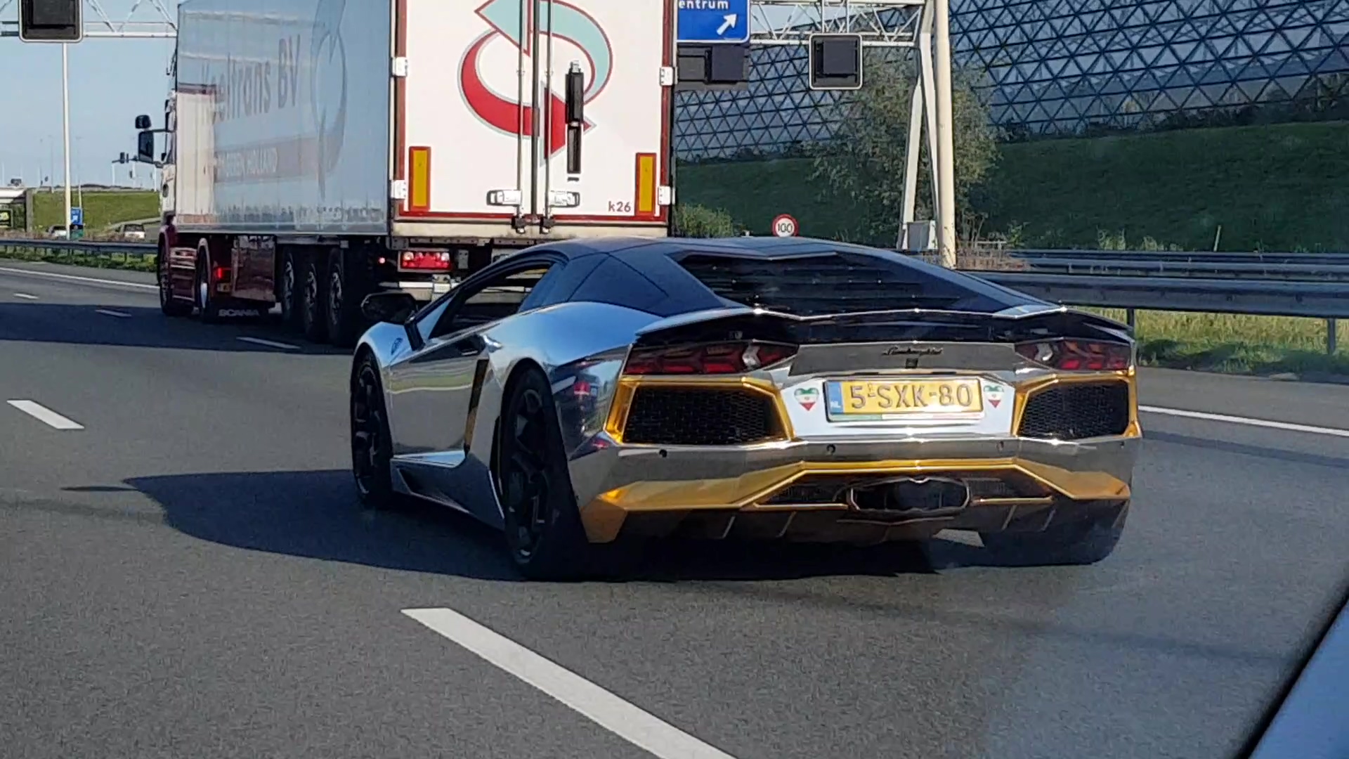 DUMPERT - De aandachtslambo op de A2