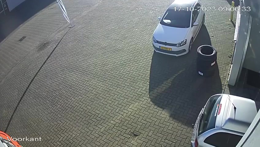 DUMPERT - Auto stond niet op de handrem