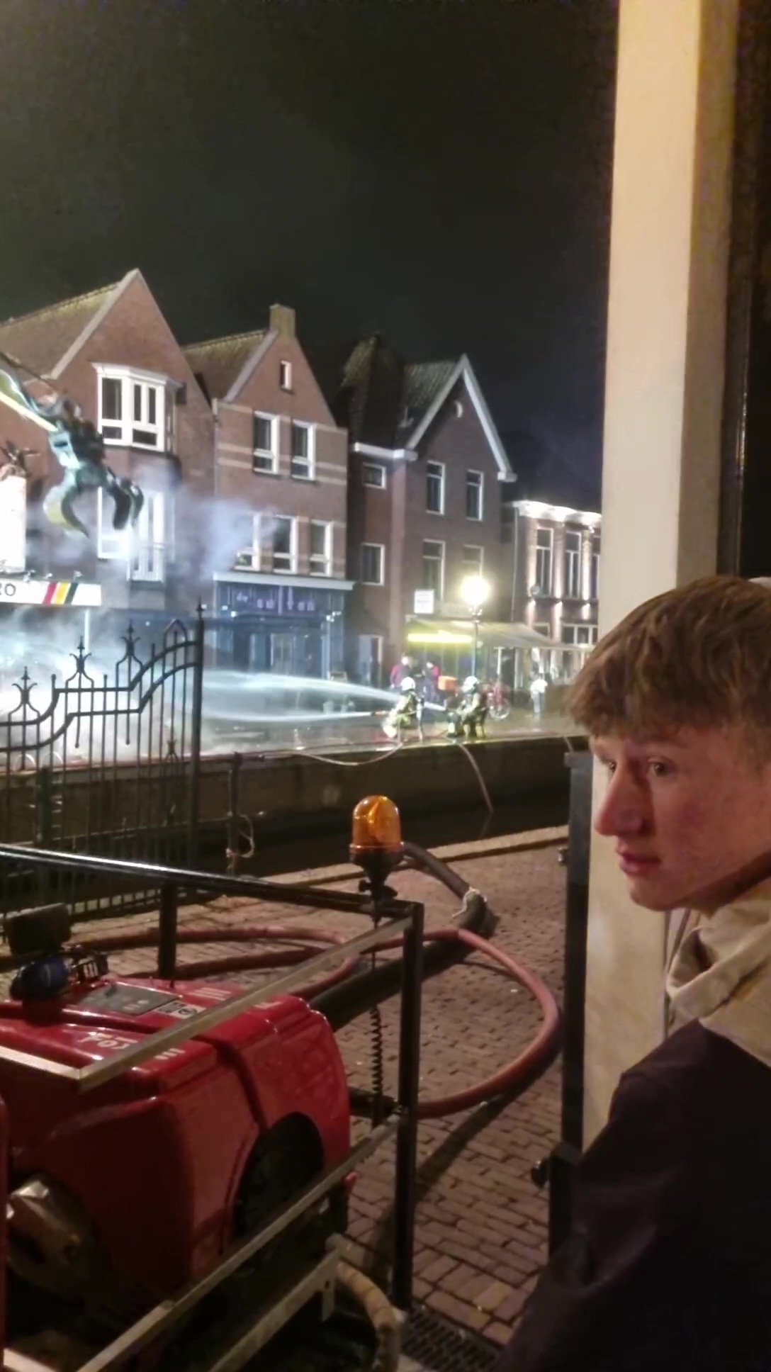 DUMPERT - Brandweermannen pakken terrasje in Heerenveen