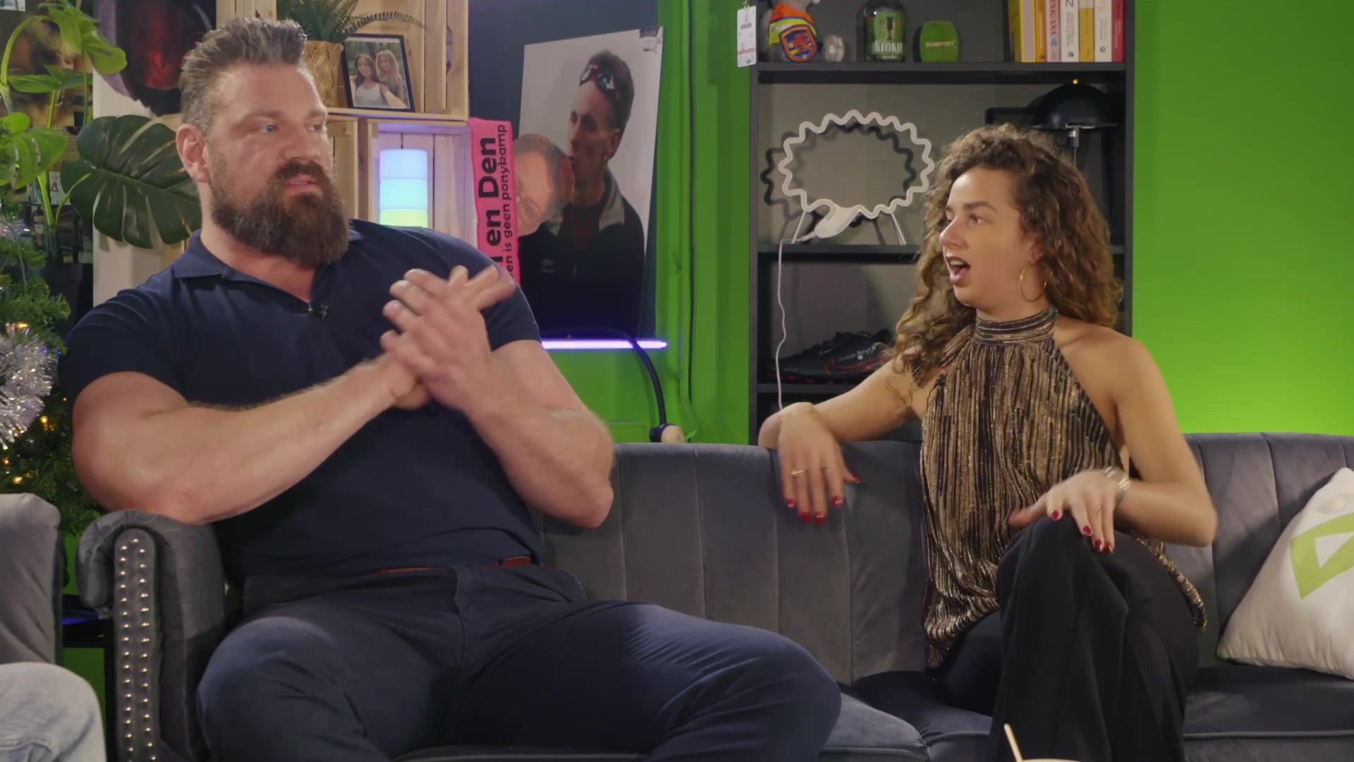 DUMPERT - The Dutch Giant smijt Gina tegen het plafond in DUMPERTREETEN!