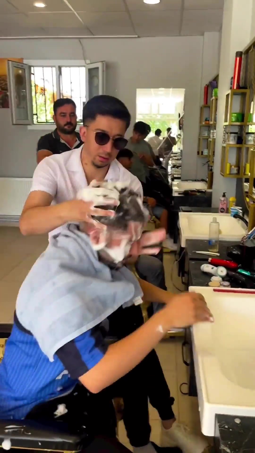 DUMPERT - Ondertussen bij de kapper