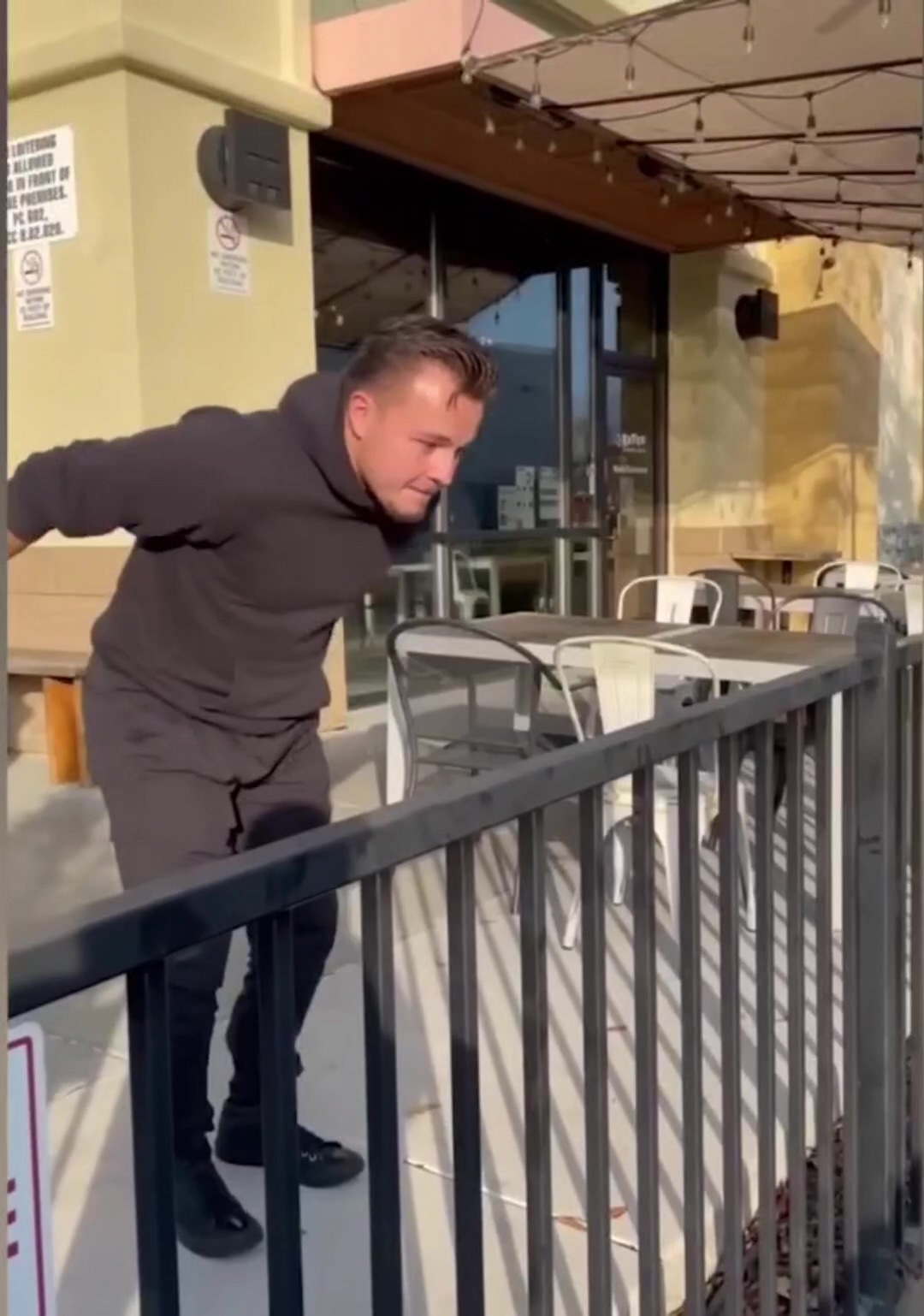 DUMPERT - Spring over een hekkie