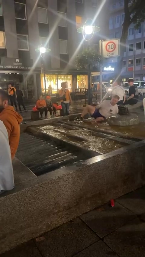 DUMPERT - Schijten in fontein in Dortmund