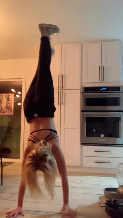 DUMPERT - Handstand in de keuken