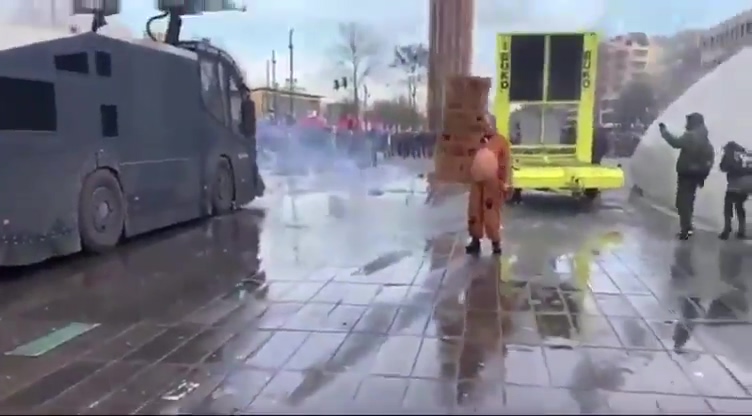 DUMPERT - Headshot waterkanon