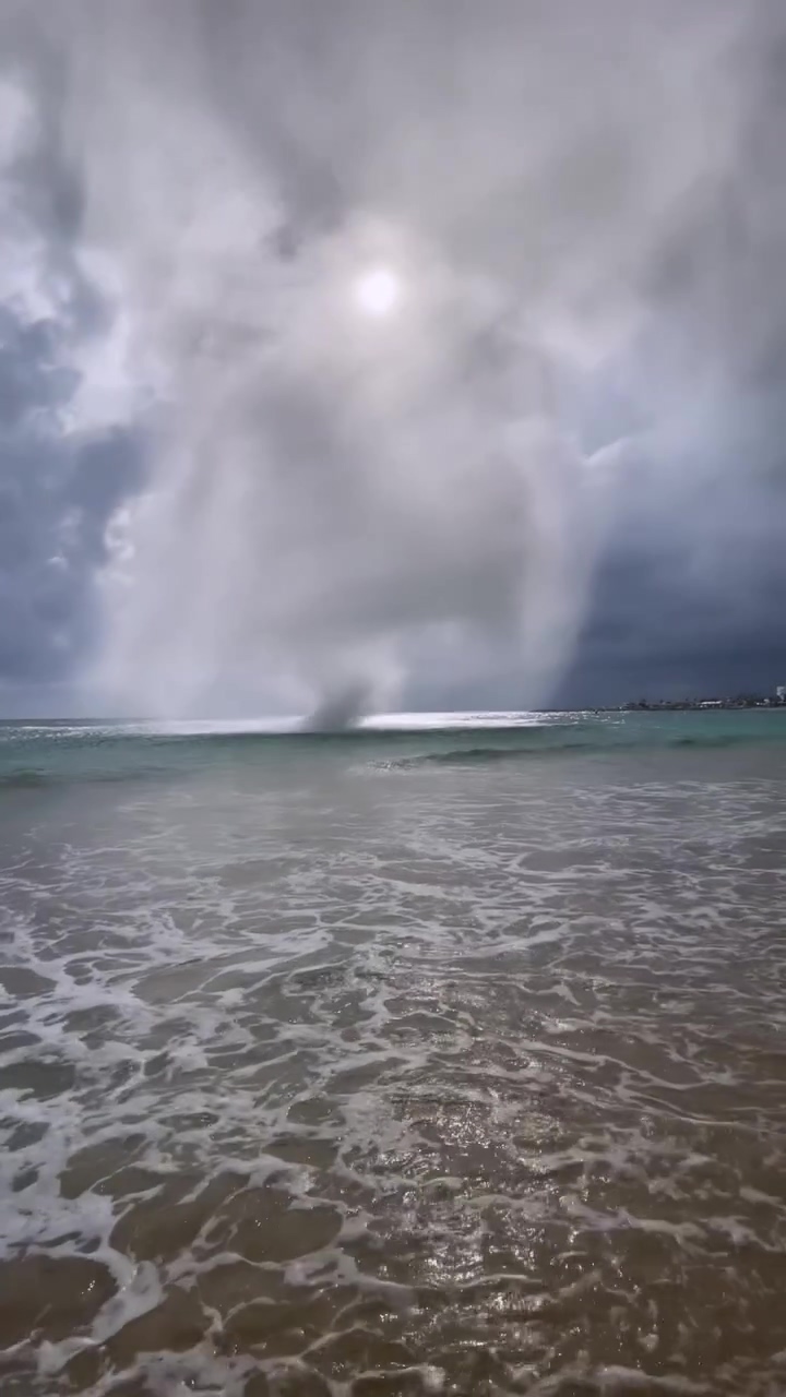 DUMPERT - Waterhoos komt aan land