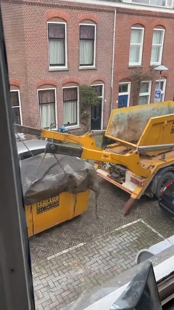 DUMPERT - Toveren met containers