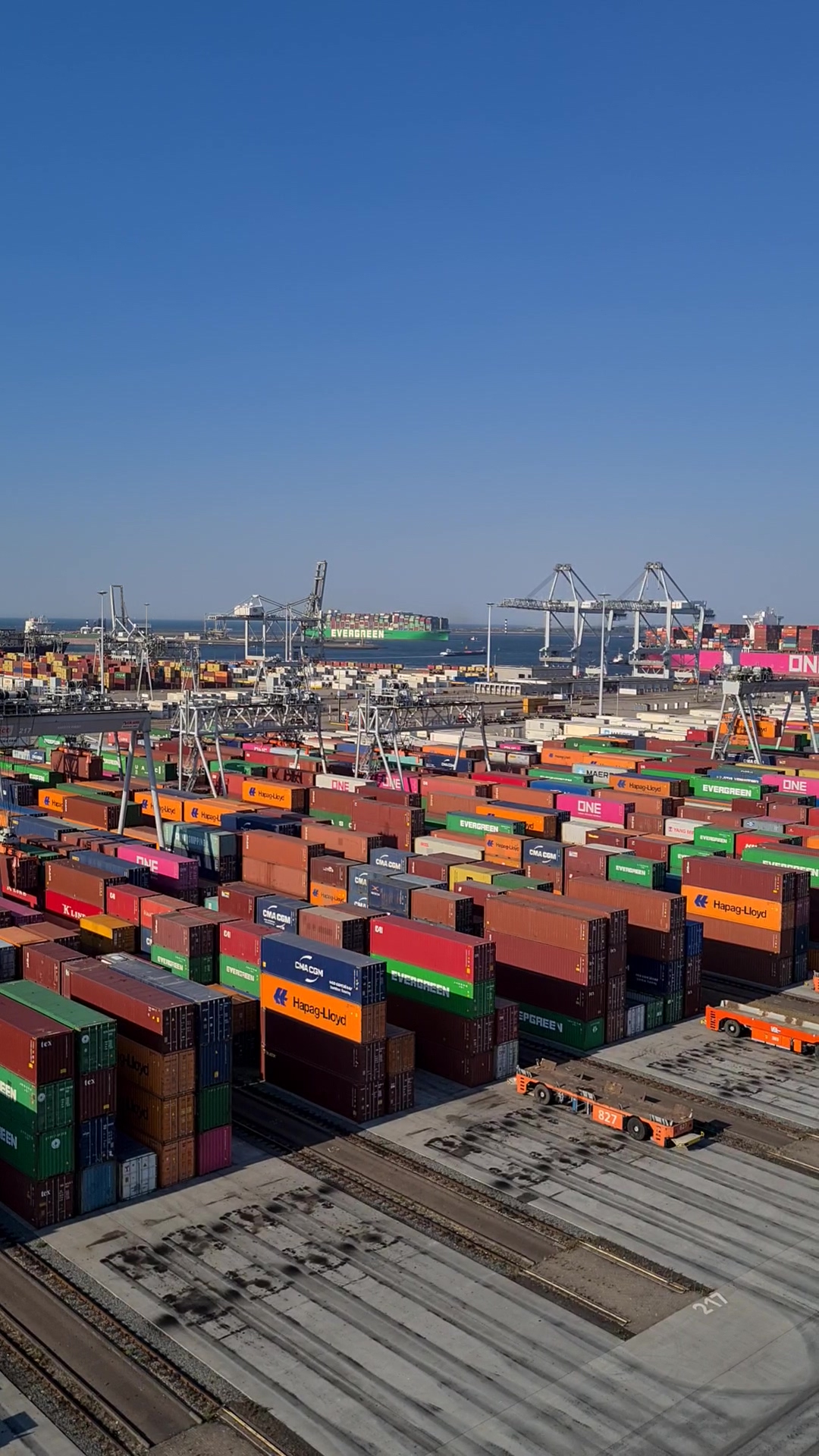 DUMPERT - Grootste containerschip ter wereld in Rotterdam