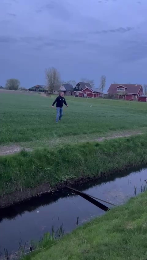 DUMPERT - Slootje springen met techniek