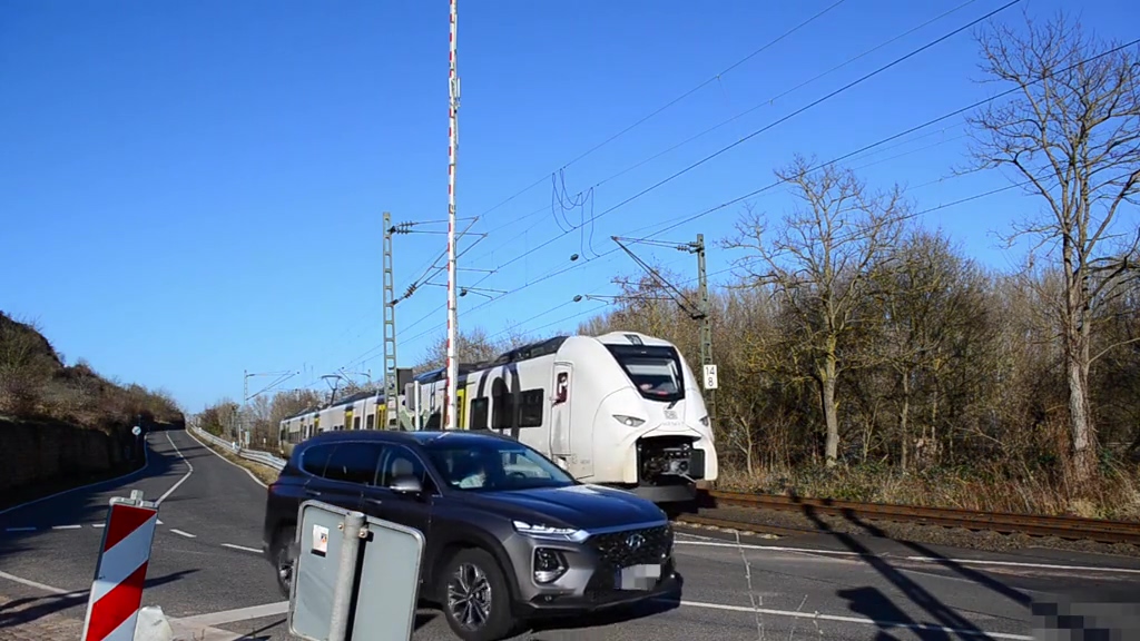 DUMPERT - Auto mist bijna defecte slagboom