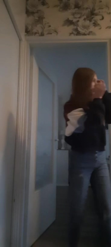 DUMPERT - Handstand tegen de deur