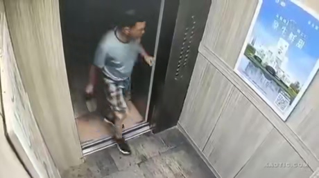 DUMPERT - Accu explodeert in lift