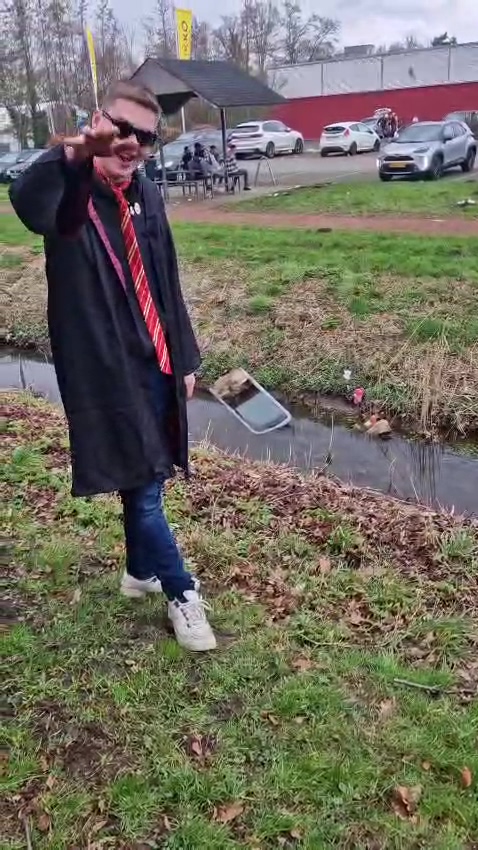 DUMPERT - Als er één harry potter over de sloot is....