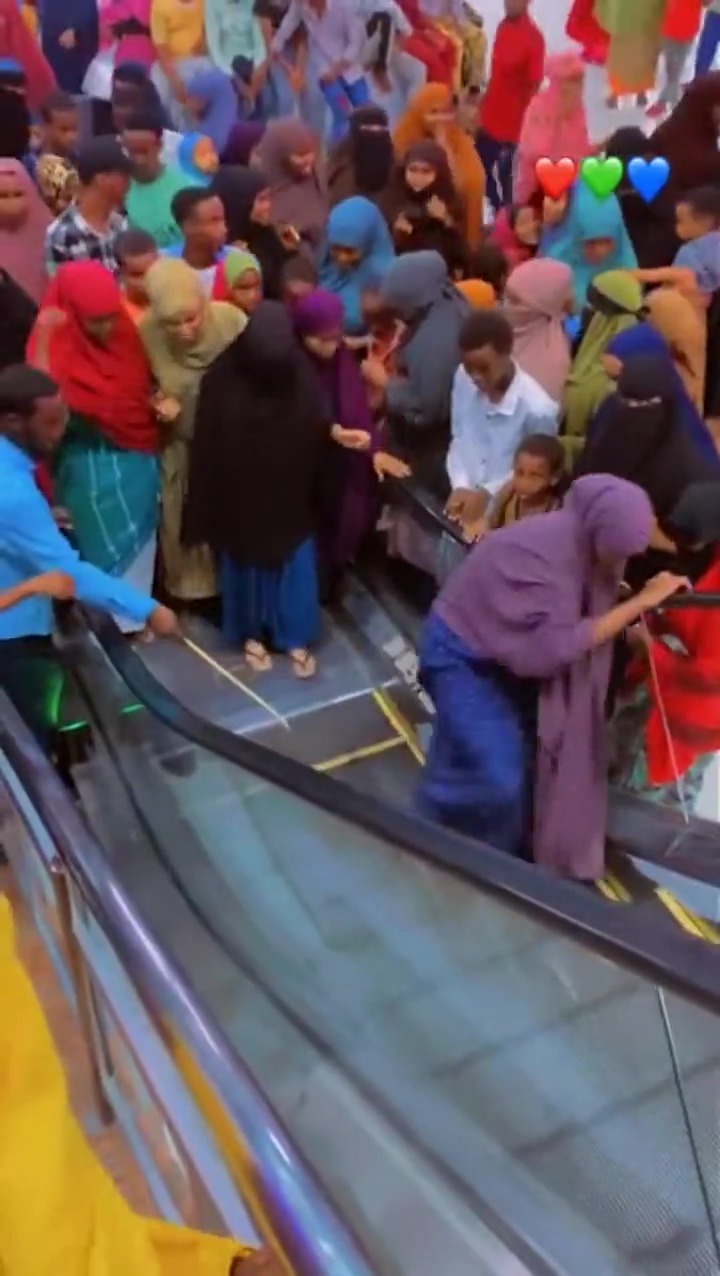 DUMPERT - Voor het eerst op de roltrap