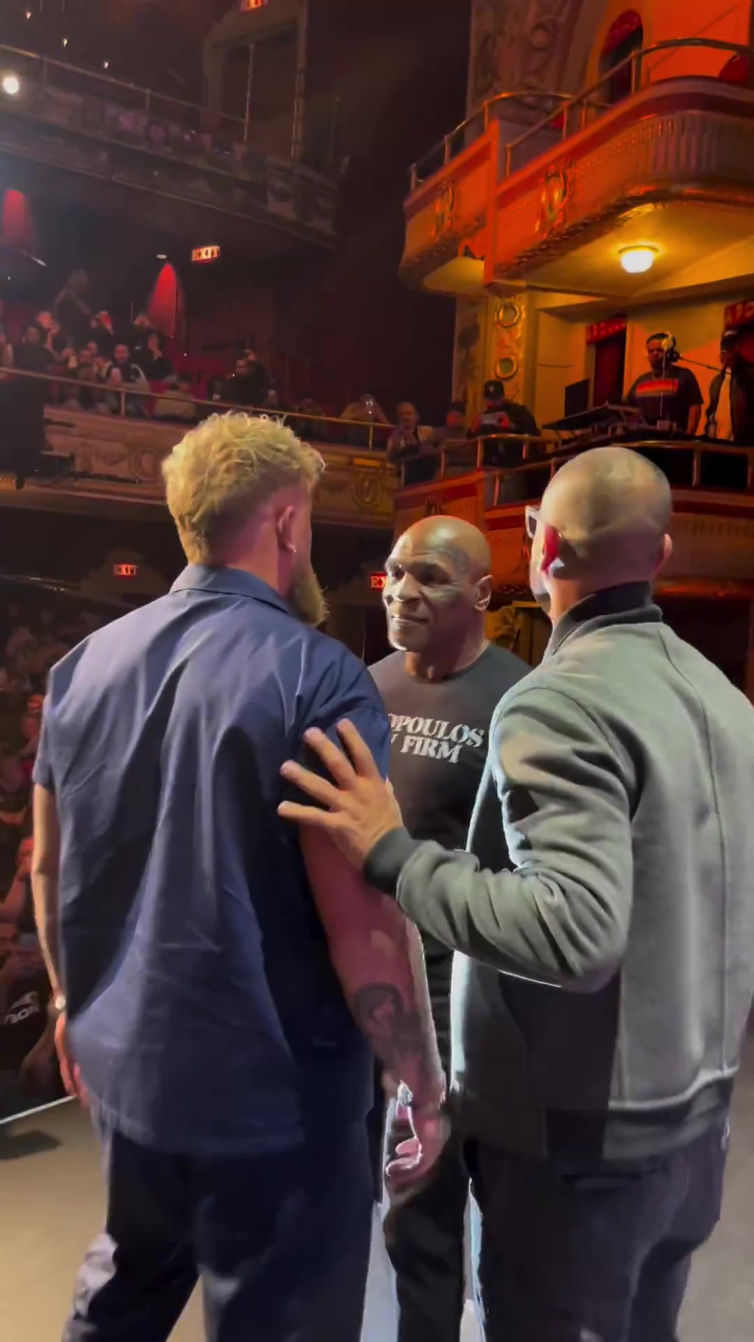 DUMPERT - Mike Tyson en Jake Paul doen staredown