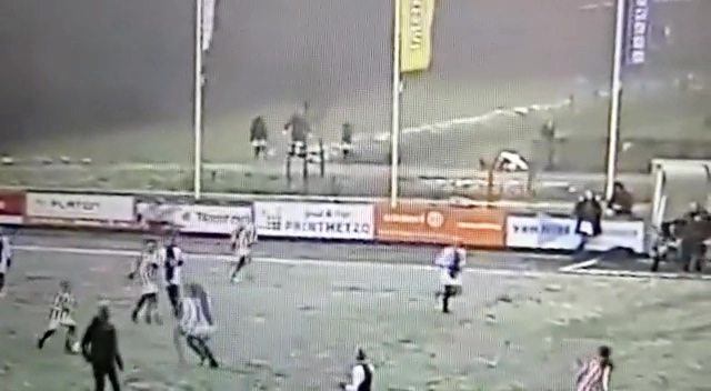 DUMPERT - Bal in de sloot