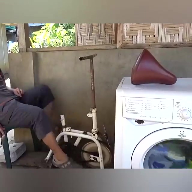 DUMPERT - Gratis stroom jonge!