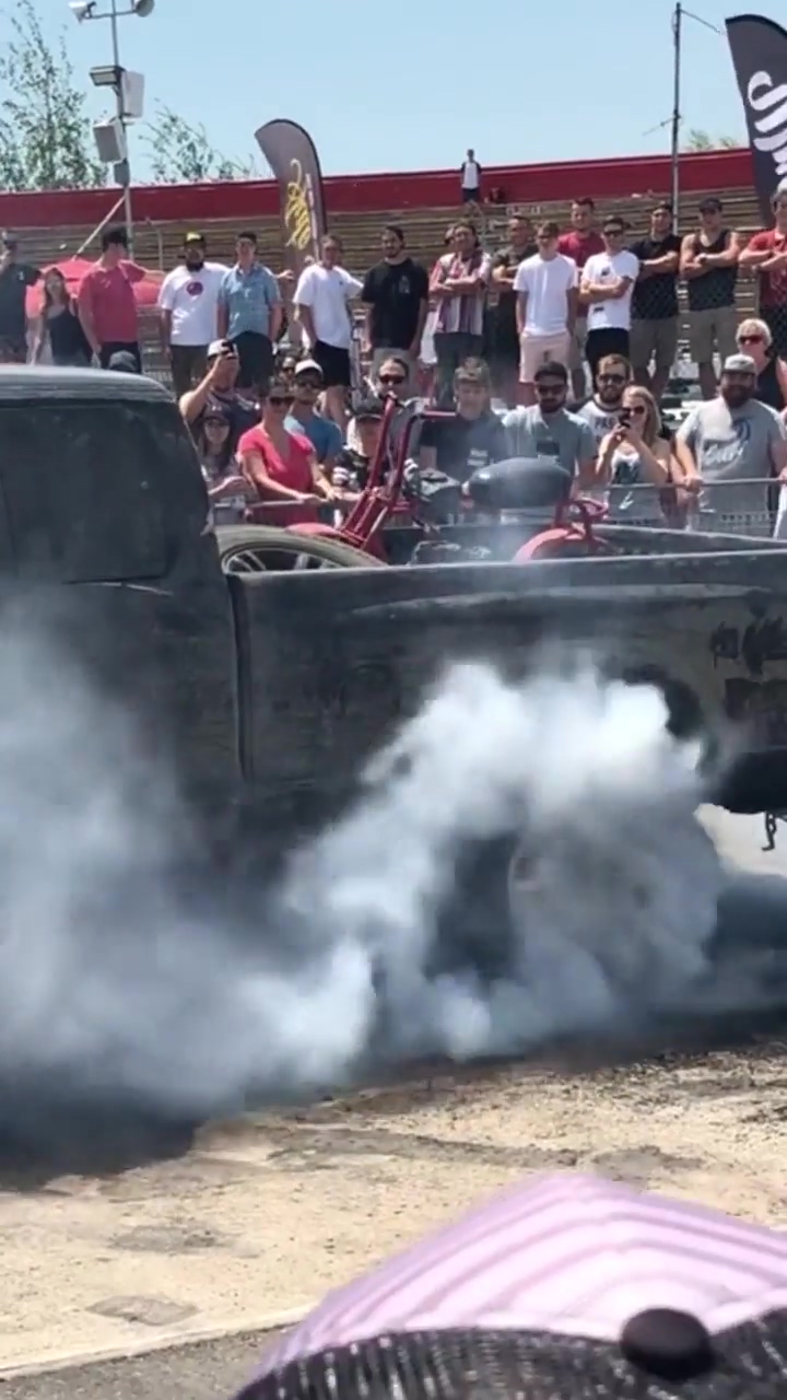 DUMPERT - Rubber verbranden met de pickup