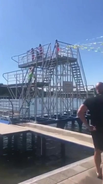 DUMPERT - Alex duldt geen bange zoon